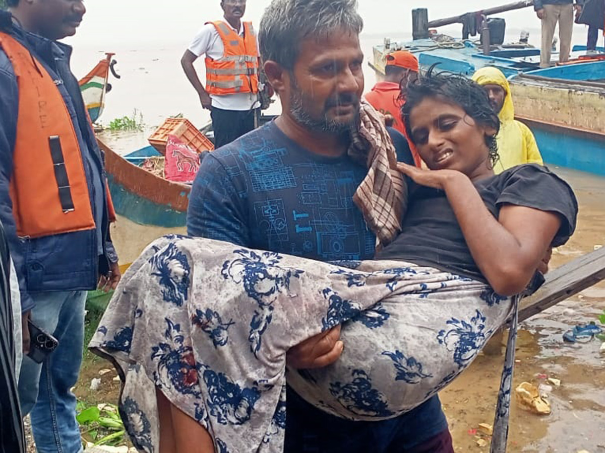 కోనసీమలో భారీ వర్షాలు..నీట మునిగిన లంక గ్రామాలు (ఫొటోలు) | Heavy Rains In Konaseema Districts ...